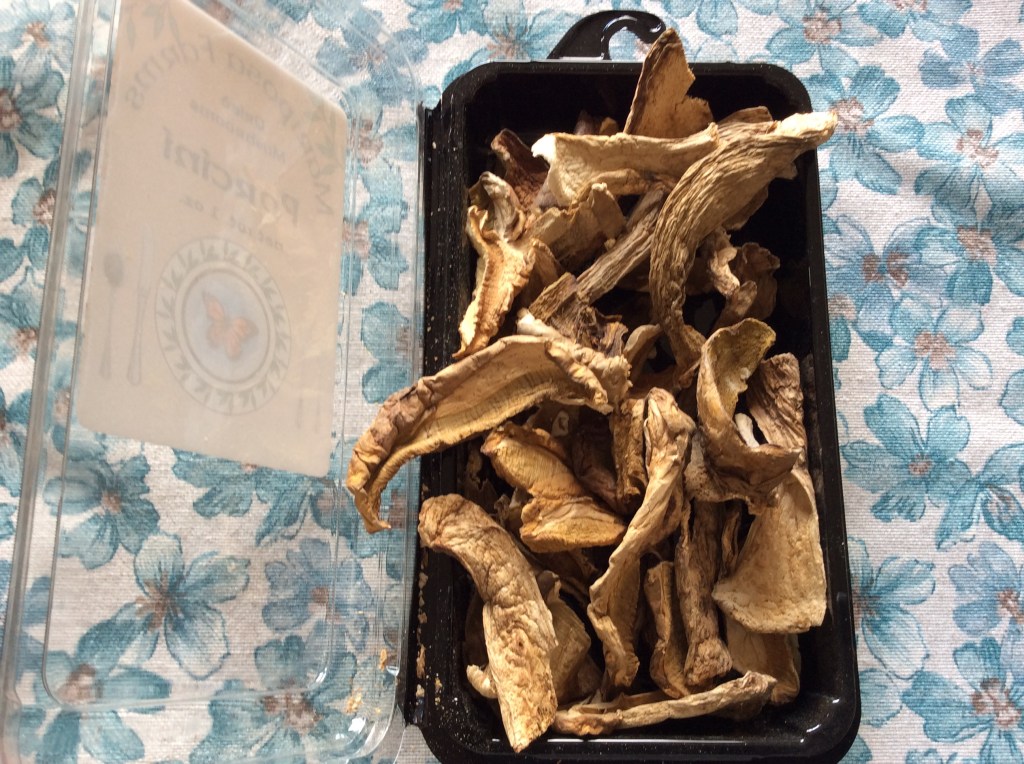 Velvety dried porcini soup: bring the forest scent in your dining room ...